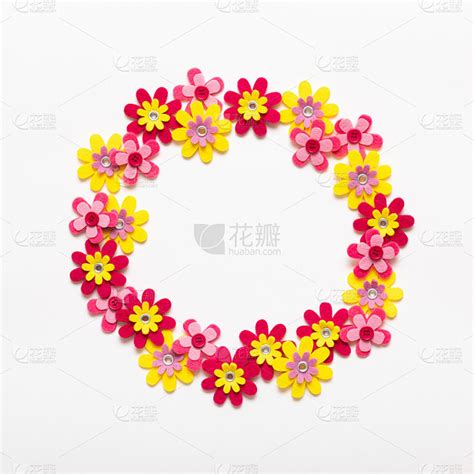 母亲节快乐，妇女节，情人节或生日背景。彩色的平躺贺卡模板与美丽的假花。