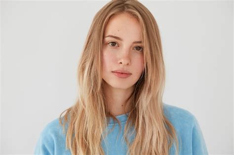 젊은 금발 여자의 초상화 무료 사진