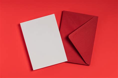 인사말 카드 초대장 모형 빨간 배경에 빨간 봉투와 빈 카드 0명에 대한 스톡 사진 및 기타 이미지 0명 National Womens Day 공란 Istock