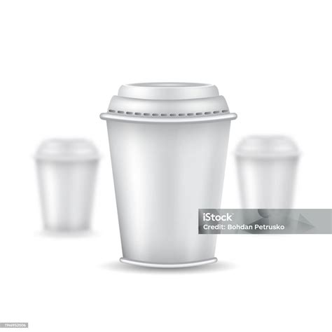 흰색 바탕에 모자와 커피 또는 차 플라스틱 컵을 세 현실적인 모의 최대 벡터 일러스트 레이 션 1 컵 샤 프 하 고 2 컵 필드의 깊이 0명에 대한 스톡 벡터 아트 및 기타