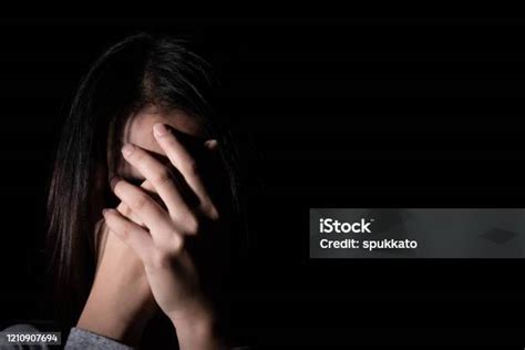슬픈 여자는 그녀의 얼굴을 닫고 울고 어두운 방에 혼자 앉아 슬픈 여자 절망 문제에 대한 스톡 사진 및 기타 이미지 절망 문제 Mental Wellbeing 감정