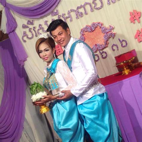 ខេមរះស្រីលី លក់គ្រឿងសង្ហារឹម