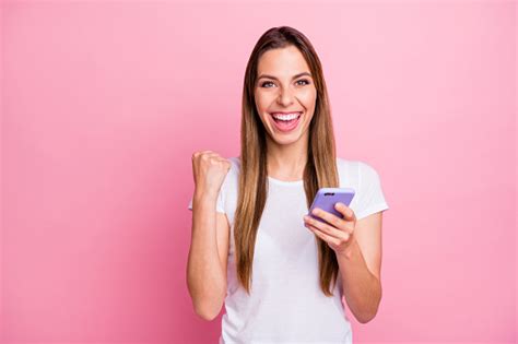 재미 있은 여자의 사진 전화 손을 확인 새로운 소셜 네트워크 블로그 추종자 재 게시 좋아하는 큰 숫자를 축하 큰 숫자를 착용