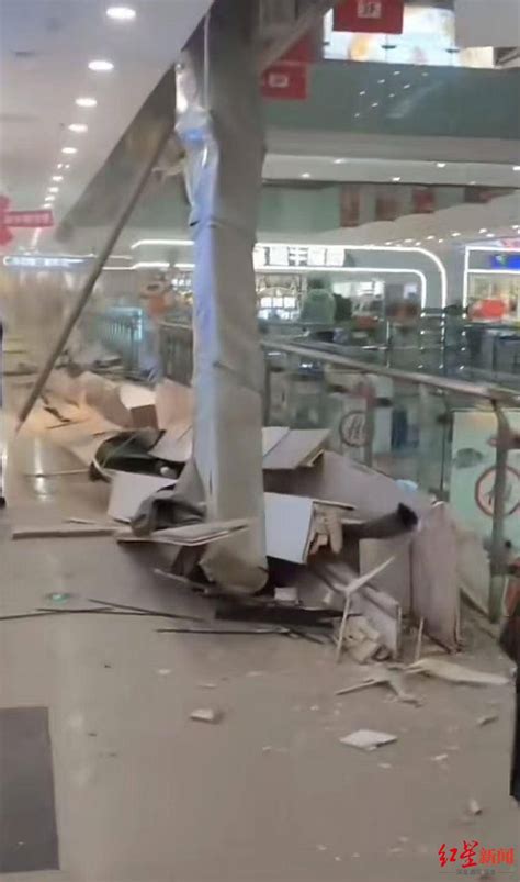 沈阳一万达广场二楼顶疑似发生坍塌 区应急局工作人员：顶棚一块板子脱落，无人员受伤沈阳沈红星铁西