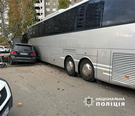 У Києві зіткнулися автобус вантажівка і два авто є загиблий і травмований Читайте на Ukr Net