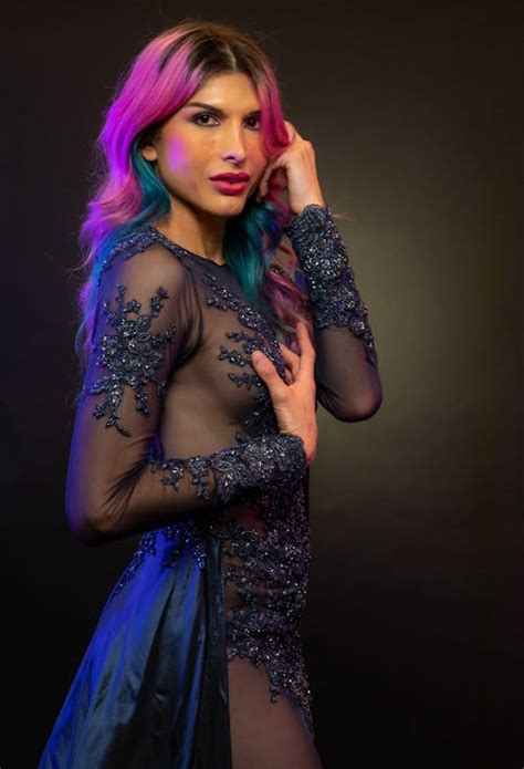 격식있는 옷차림 드레스 서 있는 수직 쐈어 아름다운 여성 여성 잘 차려입다 저녁 착용 패션 사진에 관한 무료 스톡 사진