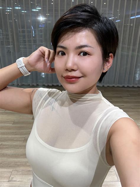 短发女健身