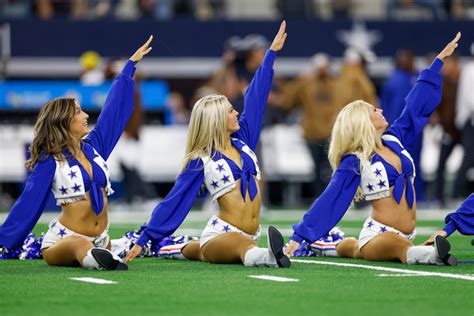 Cowboys Cheerleaders Christmas Day Video Is Going Viral The Spun