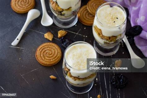 어두운 돌 조리대에 부스러기 쿠키 오렌지와 휘핑 크림의 디저트 공간을 복사합니다 0명에 대한 스톡 사진 및 기타 이미지 0명 거품 내기 계피 Istock