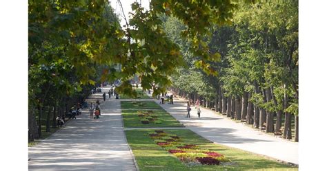 Собственици на ресторанти на протест пред община Варна