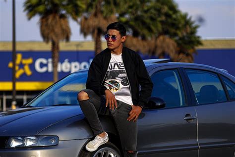 그래픽 티 까만 재킷 나타내는 남성 패션 남자 눈높이 샷 다른 곳을 바라보는 데님 도시 설정 도시 패션 도시의 라이프스타일 레저 모델 선글라스