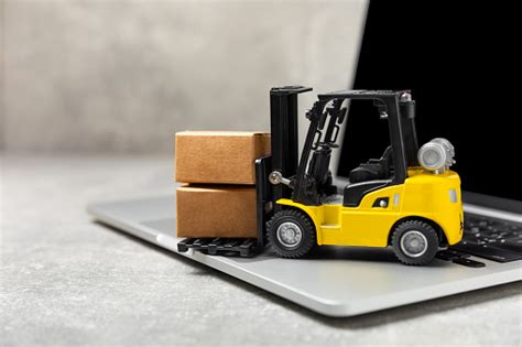 밝은 배경에 노란색 지게차와 노란색 트럭 물류 개념 온라인 쇼핑의 물류 및 공급망 관리 전 세계 매장으로 상품 또는 제품 배송 골판지 상자 0명에 대한 스톡 사진 및 기타