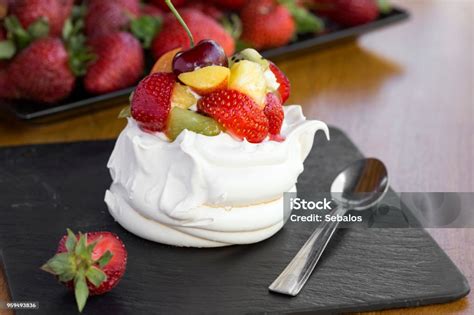 레스토랑 디저트낮은지방와 안 나 파블로 바 머 랭 채찍 크림과 신선한 딸기 0명에 대한 스톡 사진 및 기타 이미지 0명 가루로 빻은 거품 내기 Istock