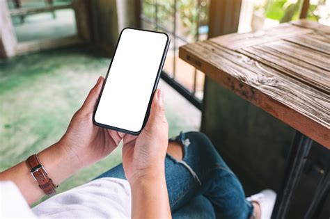 빈 데스크톱 화면으로 검은 색 휴대 전화를 들고있는 여성 가득 찬에 대한 스톡 사진 및 기타 이미지 가득 찬 공란 디지털 뷰파인더 Istock