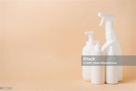 베이지 색 자연 색상 배경 모형 디자인 환경 친화적 인 화장품을위한 흰색 빈 포장 튜브 및 용기 그룹 공란에 대한 스톡 사진 및 기타 이미지 Istock