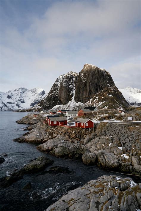 감기 건축 겨울 겨울 시즌 경치 경치가 좋은 관광 그림 같은 낚시 마을 노르 드 랜드 노르웨이 노르웨이 피요르드 눈 눈 덮인 눈 덮인 산 레드