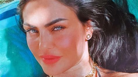 دارين حداد تخطف الأنظار بإطلالة صيفية جريئة