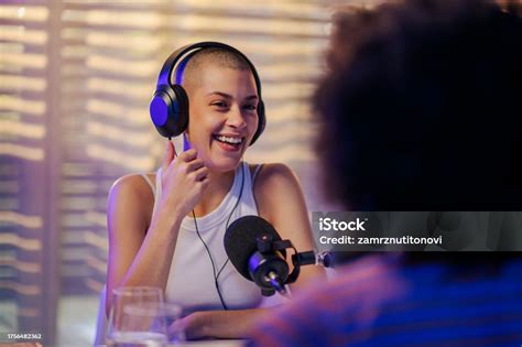 공동 진행자가 홈 레코딩 스튜디오에 앉아 엄지손가락을 치켜세우며 생방송을 준비하고 있습니다 20 24세에 대한 스톡 사진 및 기타 이미지 Istock