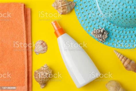 선스크린 밝은 노란색 배경과 여름 액세서리에 다양한 자외선 차단제 여름 휴가 맨 위 보기 0명에 대한 스톡 사진 및 기타 이미지 Istock