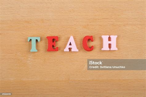 나무 배경에서 화려한 Abc 알파벳 블록 나무 편지 광고 텍스트에 대 한 복사 공간 구성에 대 한 단어를가 르 친다 학습 영어