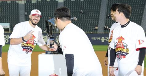 우승 트로피와 함께