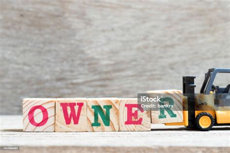 나무 배경에 단어 소유자를 완료 하는 장난감 지게차 홀드 편지 블록 R 개념에 대한 스톡 사진 및 기타 이미지 개념 경영자 경쟁 Istock