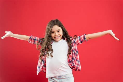 신선하게 좋은 깔끔한 헤어 스타일 작은 아이 긴 머리 긴 머리를 가진 소녀 활성 아이 드라이 샴푸 아이들을위한 헤어 스타일을 만드는 쉬운 팁 강하고 건강한 모발 컨셉 오래