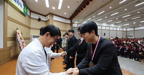 의대 졸업메달 받는 졸업생들