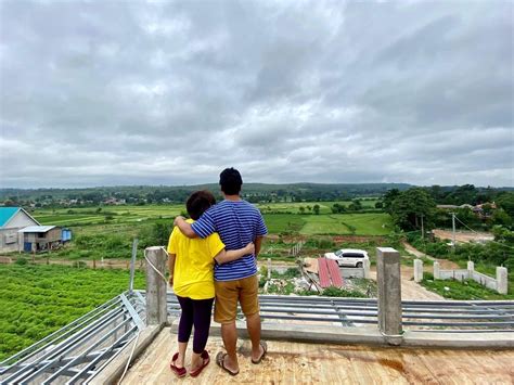 မကြာခင်မှာဆောက်လုပ်ပြီးစီးတော့မယ့်သူတို့ရဲ့ကိုယ်ပိုင်အိမ်လေးကိုကြည့်ကာ ကြည်နူးပျော်ရွှင်နေကြတဲ့