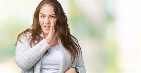 플러스 크기 젊은 여 자가 아름 다운 배경 손 입 비밀 소문 악의적인 이야기 대화를 속삭이는 말에 절연 이상 겨울 자 켓을 입고 Scandal에 대한 스톡 사진 및 기타