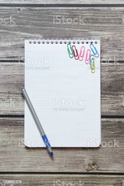 체크머 용지에 빈 흰색 시트와 볼 펜과 종이 클립 메모장은 나무 보드의 배경에 놓여 0명에 대한 스톡 사진 및 기타 이미지 0명 A4 용지 개념 Istock
