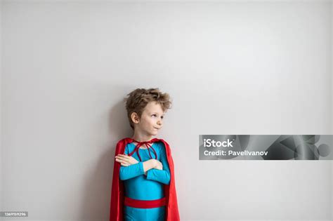 어린 아이는 슈퍼 히어로를 재생합니다 푸른 슈퍼 히어로 의상과 빨간 케이프에 꿈꾸는 소년 개념에 대한 스톡 사진 및 기타 이미지 개념 건강한 생활방식 꿈꾸기 Istock