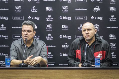 Técnico Mozart Santos Já Está Na Marca Do Pênalti No Atlético Go Charlie Pereira