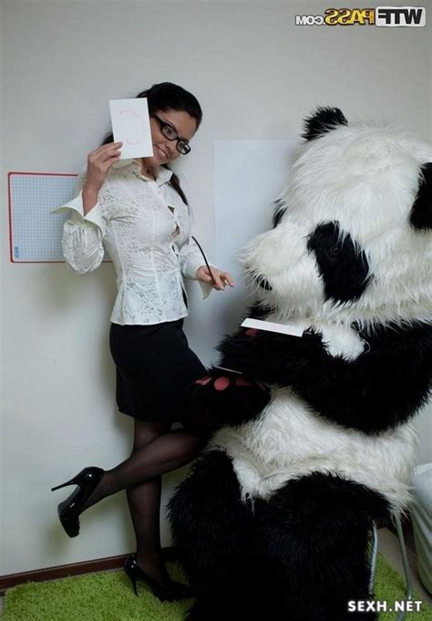 Тёлка в чулках шалит с плюшевым любовником Pic