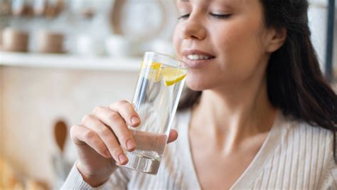 Gar Nicht Sauer Warum Du Morgens Zitronenwasser Trinken Solltest