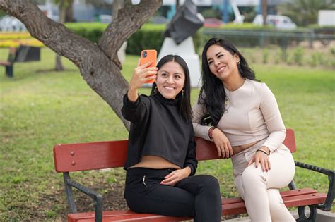 공원에서 셀카를 찍는 두 명의 웃는 친구 2명에 대한 스톡 사진 및 기타 이미지 2명 Brand Name Smart