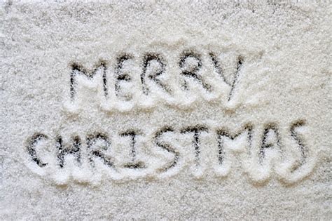 인공 눈 배경에 그려진 문자와 수제 Diy 쉬운 크리스마스 카드 디자인의 이미지 수제 축제 크리스마스 인사말 카드 메리 크리스마스 메시지 크리스마스에 대한 스톡 사진 및