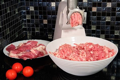 고기와 토마토 조각 옆에 흰 그릇에 신선한 다진 돼지 고기와 고기 분쇄기 고기 분쇄기에 대한 스톡 사진 및 기타 이미지 고기 분쇄기 고풍스런 가루로 빻은 Istock