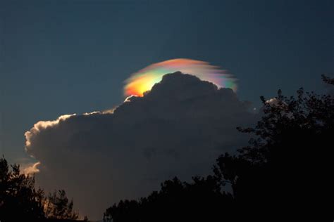13 Iridescent Clouds That Light Up The Sky With Colorful Rainbows