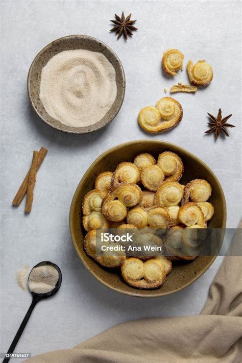 퍼프 페이스트리 아일렛 팔미에 쿠키가 가벼운 콘크리트 배경에 계피와 설탕이 있는 그릇에 넣습니다 맨 위 보기입니다 0명에 대한 스톡 사진 및 기타 이미지 Istock