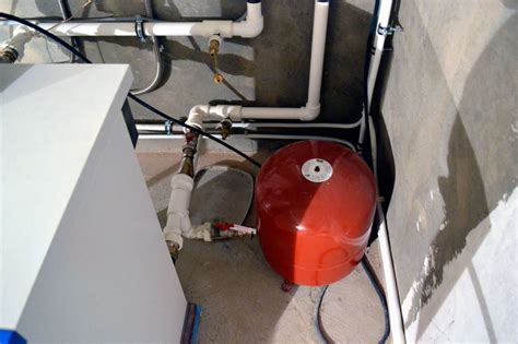 가스 보일러 용 팽창 탱크 압력과 공기를 탱크로 펌핑하는 방법 수리 요령