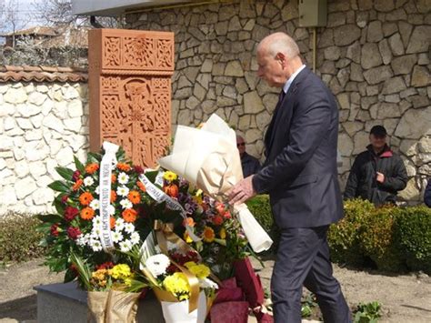 Осветиха хачкар в двора на родната къща на поета Пейо Яворов снимки