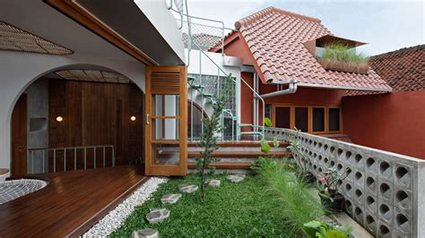 Ismail Solehudin Adapts Traditional Architecture For Home In Jakarta