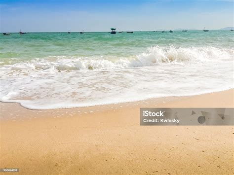 하얀 거품 파도 해변 거품 거품 추상 흰색 바탕에 작성자 해변에서 일부 세제 흰 거품 거품에 파도가 해변의 모래 밖으로 썼 음 0명에 대한 스톡 사진 및 기타 이미지