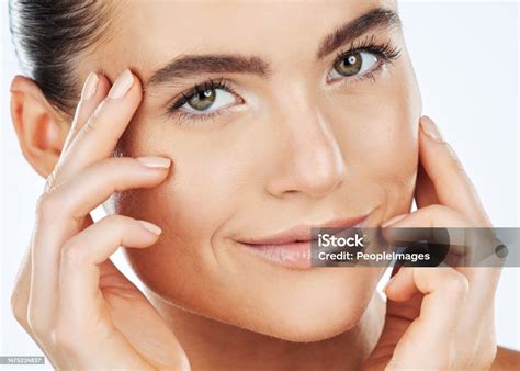 인물 사진 미용 스킨케어는 자연스러운 치료를 위해 흰색 배경에 격리된 스튜디오에서 여성과 함께 합니다 노화 방지를 위한 공간에 매력적인 젊은 여성이 있는 얼굴 화장품 또는