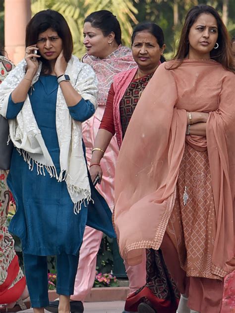 भाजपा सांसदों के हाथ में कौन सी किताब Navbharat Times