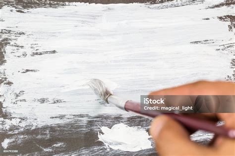 브러시를 손에 페인트 흰색 검은 종이에 페인트 추상 그런 지 질감 공란에 대한 스톡 사진 및 기타 이미지 공란 공부 교육 Istock