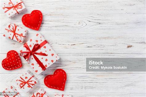 발렌타인 데이 또는 다른 휴일 수 제 종이에으로 현재 휴가 래퍼에 빨간 하트와 선물 상자 디자인을 위한 복사 공간 흰색 나무 테이블 상단 보기 빈 공간에 선물 상자를 제시