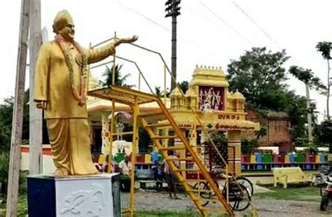 ఎన్టీఆర్‌ విగ్రహానికి వైసీపీ రంగులు Ycp Colors For Ntr Statue Ngts Andhrapradesh