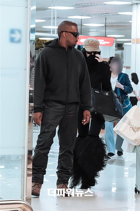 칸예 웨스트 비앙카 센소리 시크한 패션